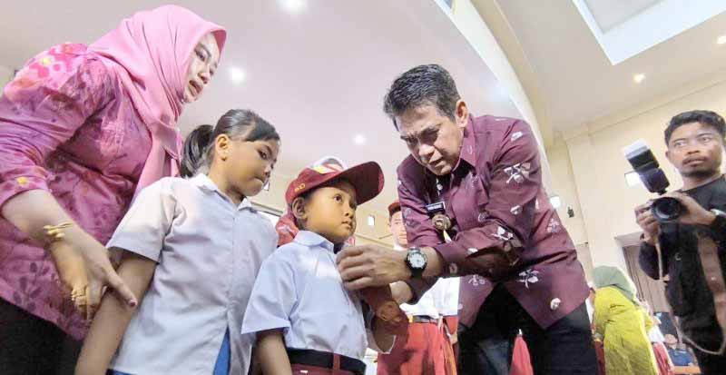 Pemkab Parimo Salurkan Seragam Sekolah Gratis untuk Siswa SD dan SMP