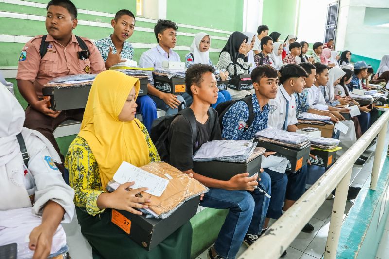 Pemkot Surabaya Bagikan Perlengkapan Sekolah Gratis pada 6.144 Pelajar