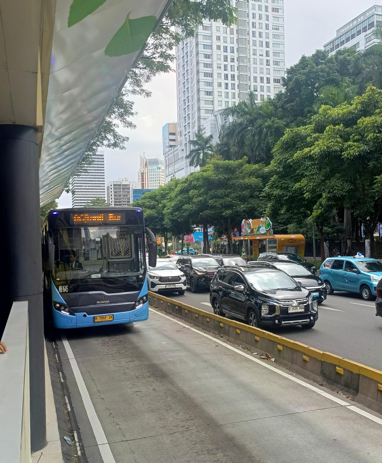 Demo di Gedung DPR RI, Sejumlah Rute Transjakarta Dihentikan dan Dialihkan