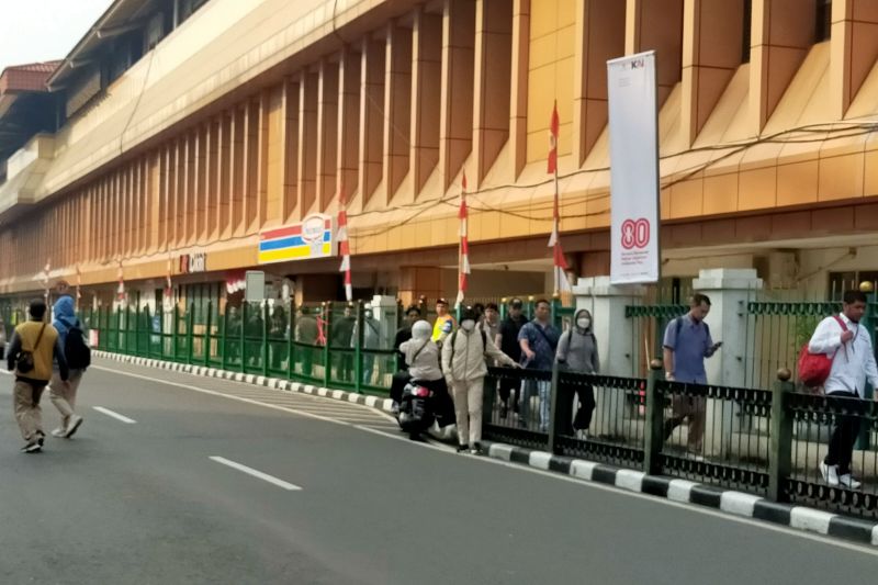 Penumpang Kerap Lompat Pagar, KAI akan Bangun JPO di Stasiun Cikini