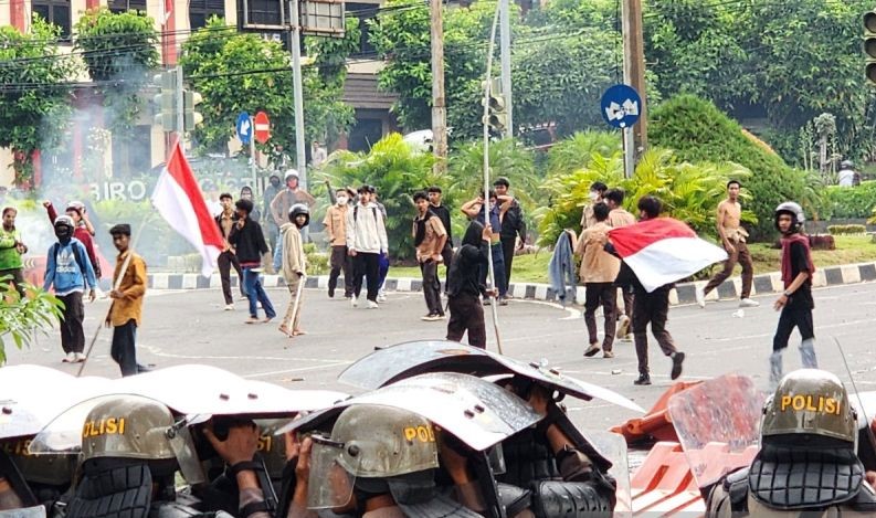 Aparat Polda Jateng Bubarkan Paksa Demo Solidaritas Kematian Affan Kurniawan di Jakarta