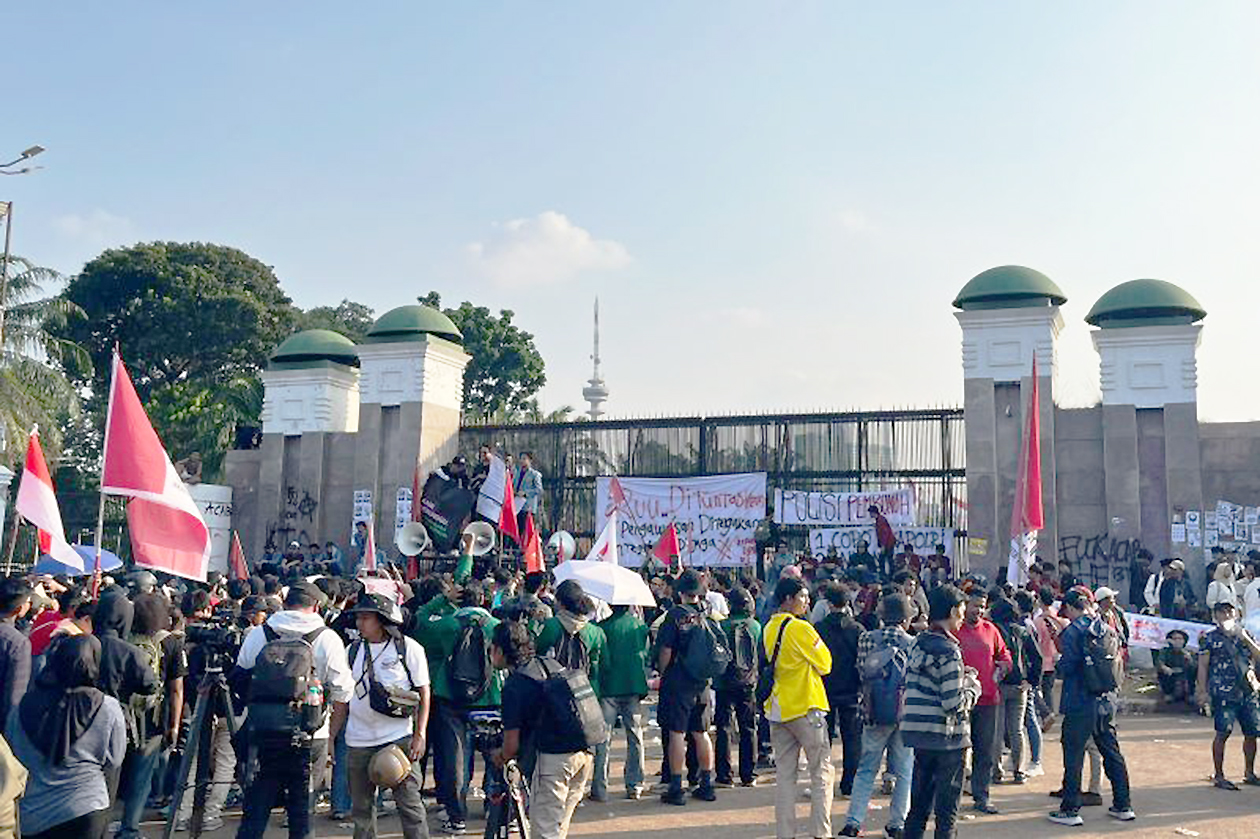 Demo Depan DPR Bikin Jalan Gatot Subroto Macet, Polisi Pasang Barikade