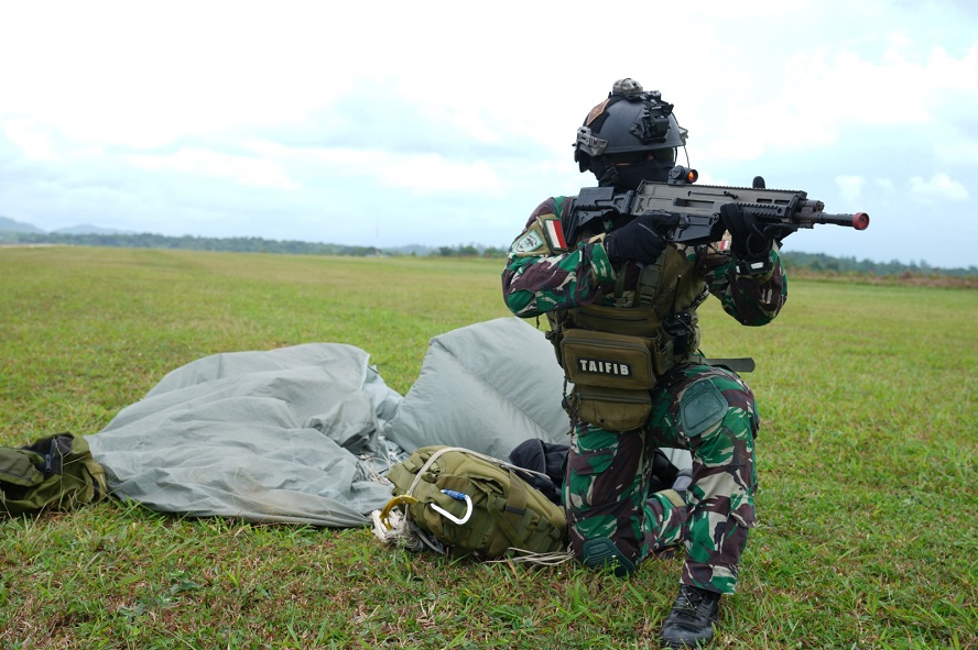 Latihan Militer: Infiltrasi Udara dan Sabotase Pasukan Khusus TNI di Dabo Singkep