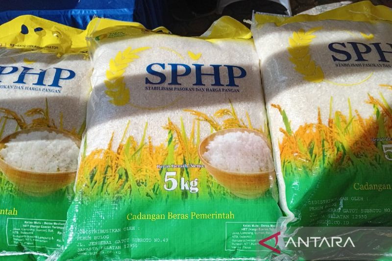 Bulog Sumut Salurkan 300 Ton Beras SPHP ke Ritel Modern
