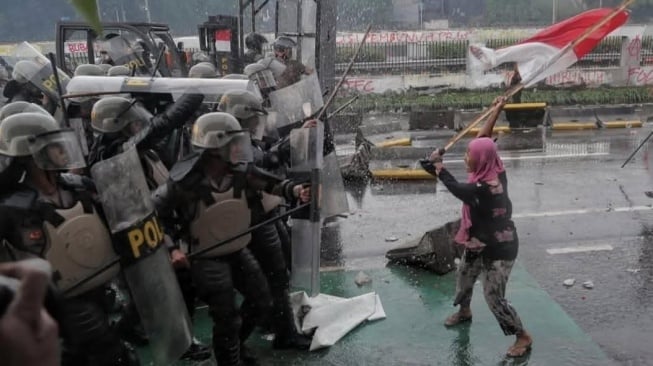 Fakta Mengejutkan! Video Viral Ibu Jilbab Pink Saat Demo Bukan AI, Keluarga Beri Peringatan ...