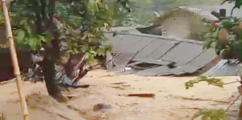 Provinsi Lampung Barat Diterjang Banjir Bandang Karena Curah Hujan Tinggi dan Sungai Meluap