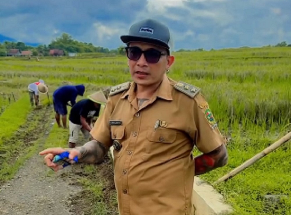 Tampilen Nyentrik, Kinerjanya Memukau: Hoho Alkaf, Kades Viral yang Ubah Dana Desa Jadi Aksi Nyata