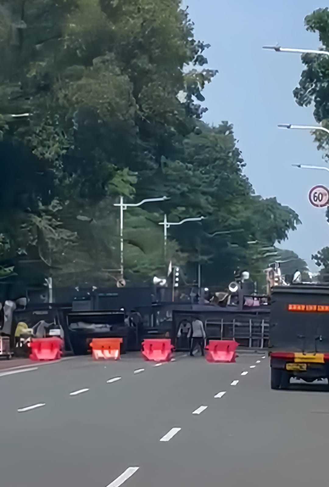 Demo Damai Monas Bikin Jalan Ditutup! Ribuan Massa Padati Silang Selatan