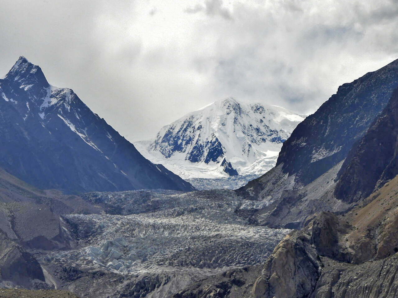 Badai Mengamuk di Himalaya, Satu Pendaki Tewas dan Ratusan Terdampar