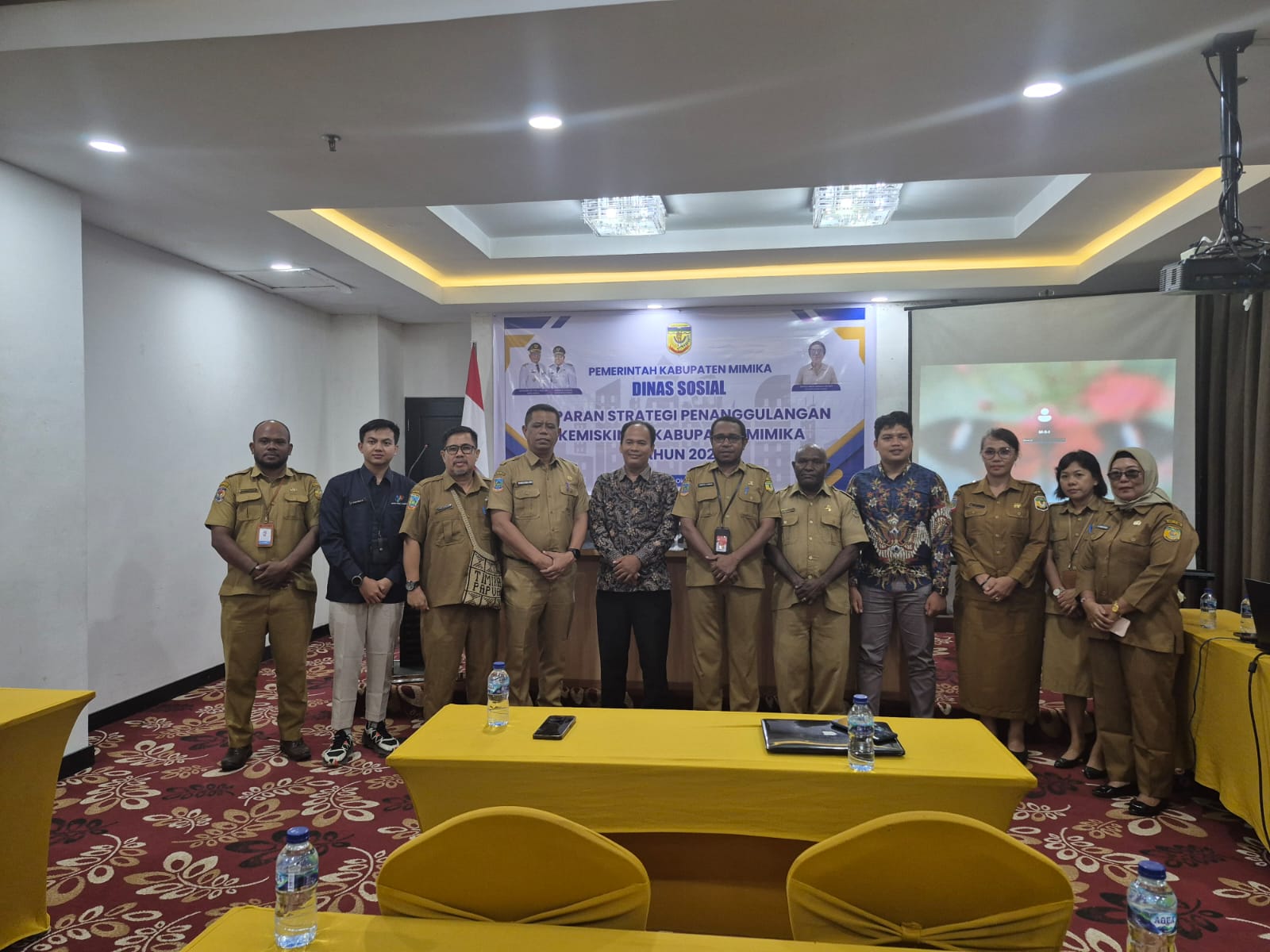 Strategi Penanggulangan Kemiskinan Ekstrem Kabupaten Mimika: Kolaborasi Lintas Sektor untuk ...