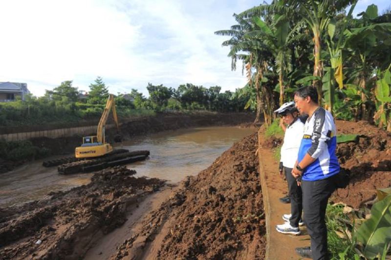 Antisipasi Banjir, Pemkot Tangerang Turunkan 3 Alat Berat Keruk Kali Angke dan Kali Wetan