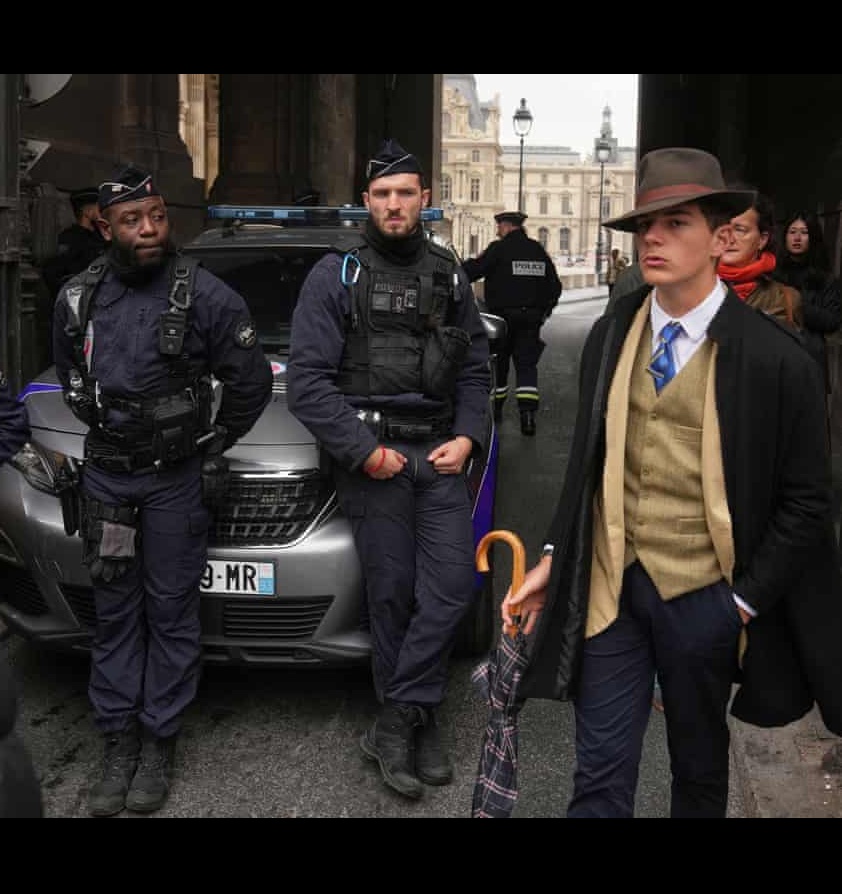 Pencurian Museum Louvre Paris: Misteri Pria Modis yang Viral di Hari Perampokan Mahkota Napoleon