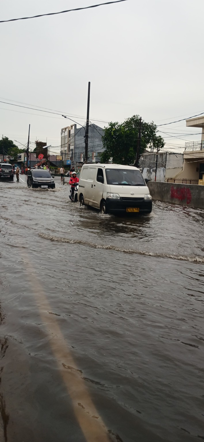 Banjir Taman Mangu Indah Bikin Jalan Ceger Kacau: Petugas Kerahkan ...