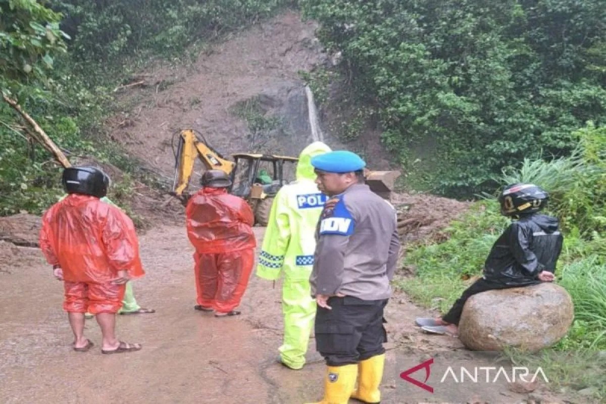 Akses Jalan ke Pantai Barat Mandailing Natal Sumut Lumpuh Total ...