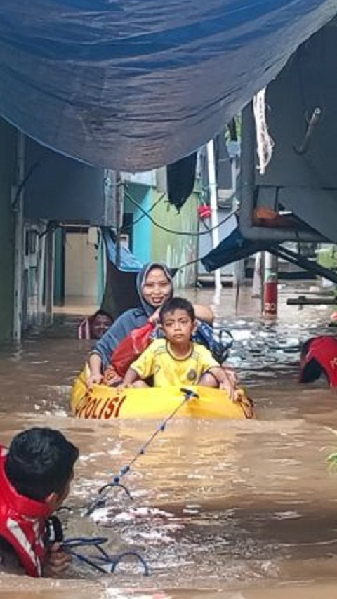 Meski Banjir 2,5 Meter, Warga Tetap Bertahan di Rumah, Tak Mau Mengungsi