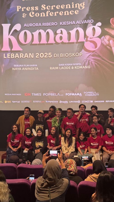 Film Komang Angkat Kisah Perjuangan Cinta Komika Raim Laode dan Istrinya