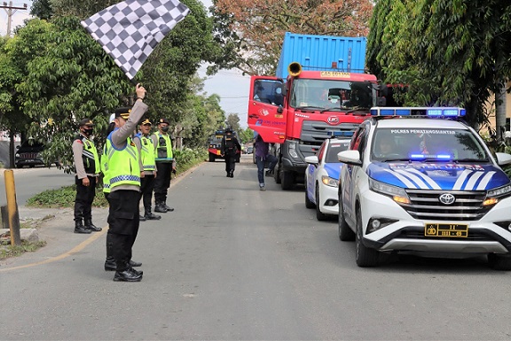 Kapolres Siantar Pimpin Pengamanan dan Pengawalan Jalur Melintasnya Truk Logistik F1H2O Ke Toba ...