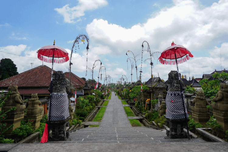 Mengenal Kain Poleng, Kain Bermotif Kotak Hitam Putih yang Lekat dengan ...