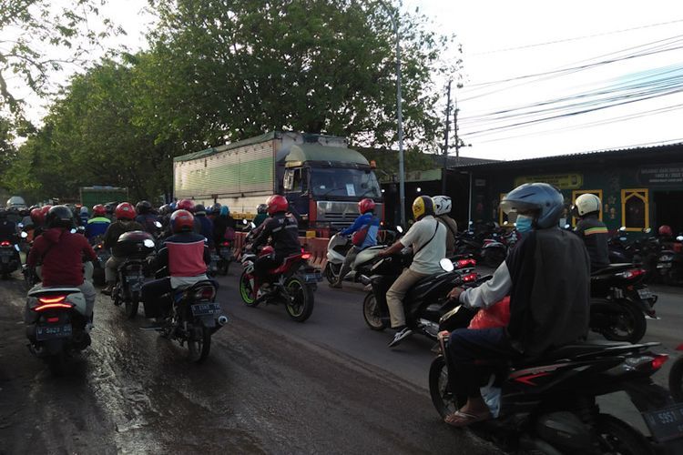 Biang Kemacetan, Jalan Raya Manyar di Gresik Bakal Dilebarkan Tahun Ini Biang Kemacetan, Jalan Raya Manyar di Gresik Bakal Dilebarkan Tahun Ini