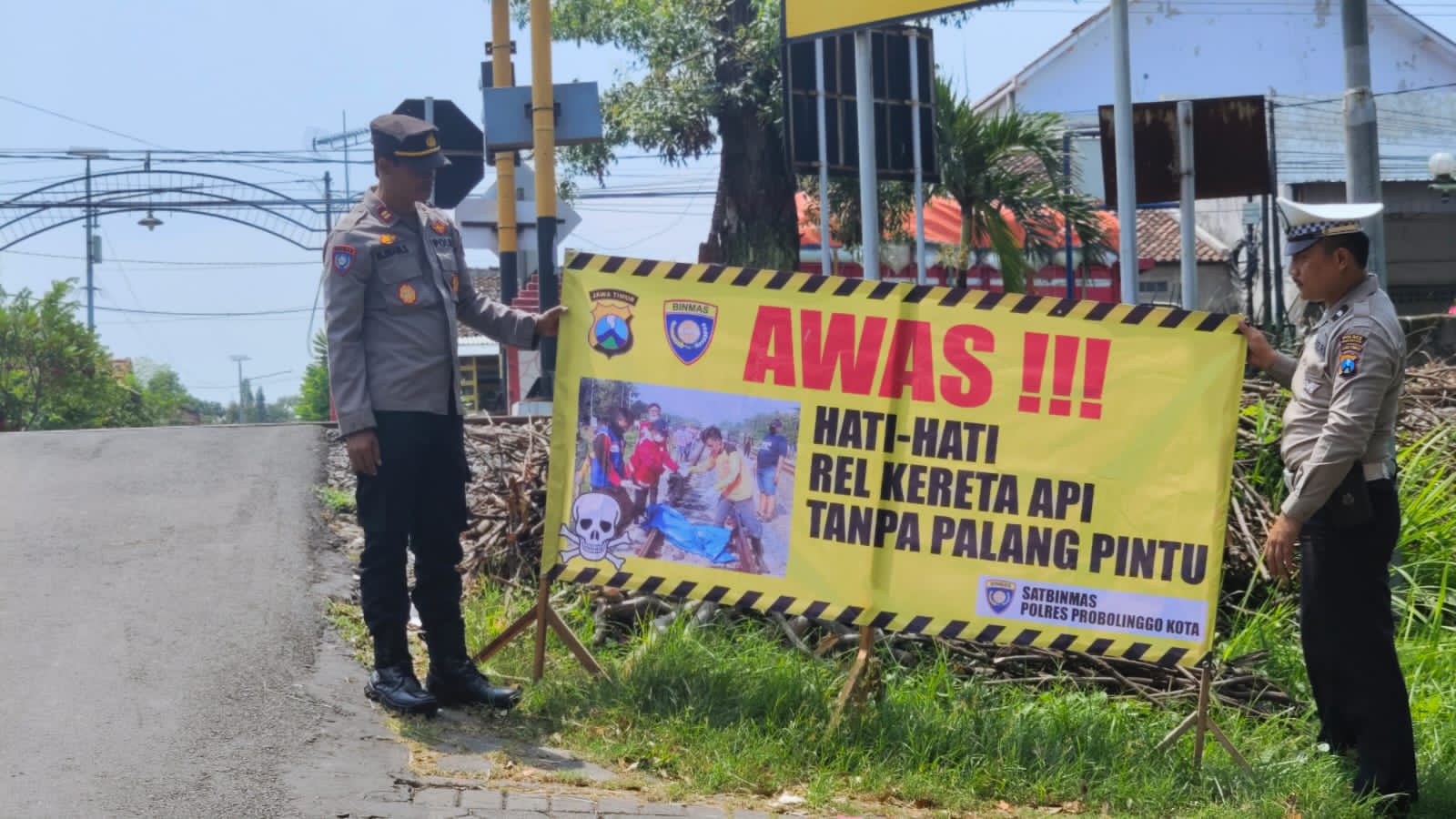 Pasang Himbauan & Tekan Kejadian Kecelakaan di Perlintasan Kereta Api ... Pasang Himbauan & Tekan Kejadian Kecelakaan di Perlintasan Kereta Api ...