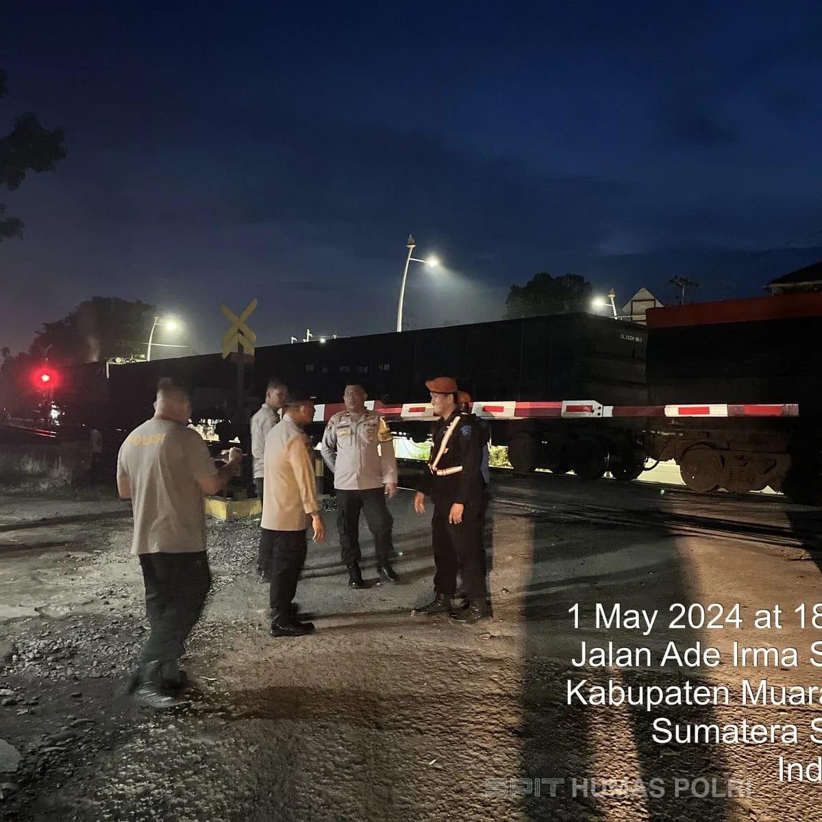 Kecelakaan Kereta Api Babaranjang dengan truk Colt Diesel : Berhati ...