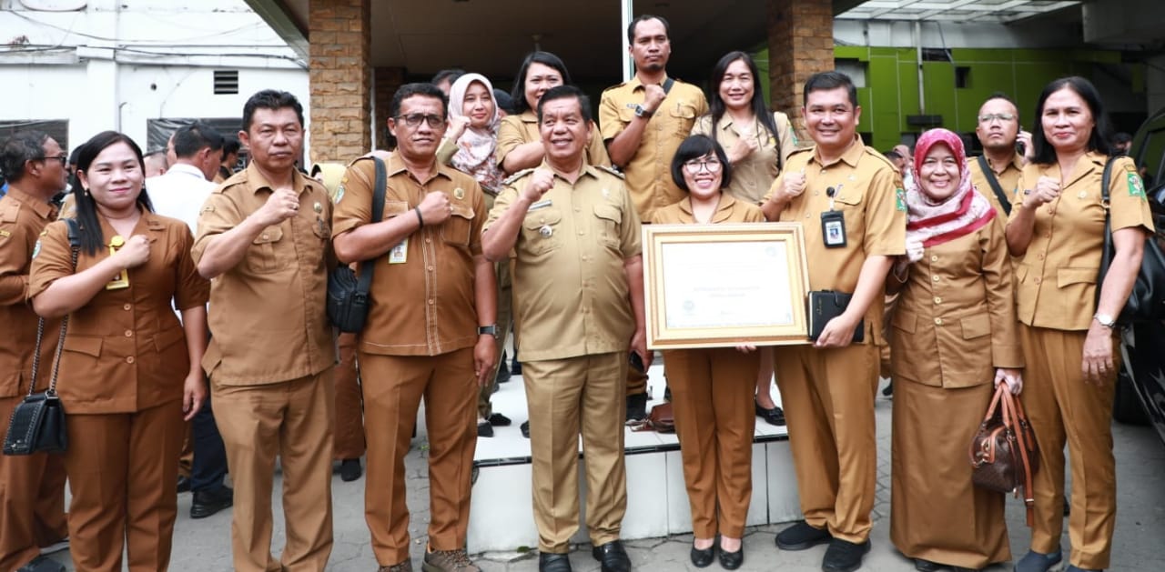 Pemkab Simalungun Terima Piagam Penghargaan dari Ombudsman Pemkab Simalungun Terima Piagam Penghargaan dari Ombudsman