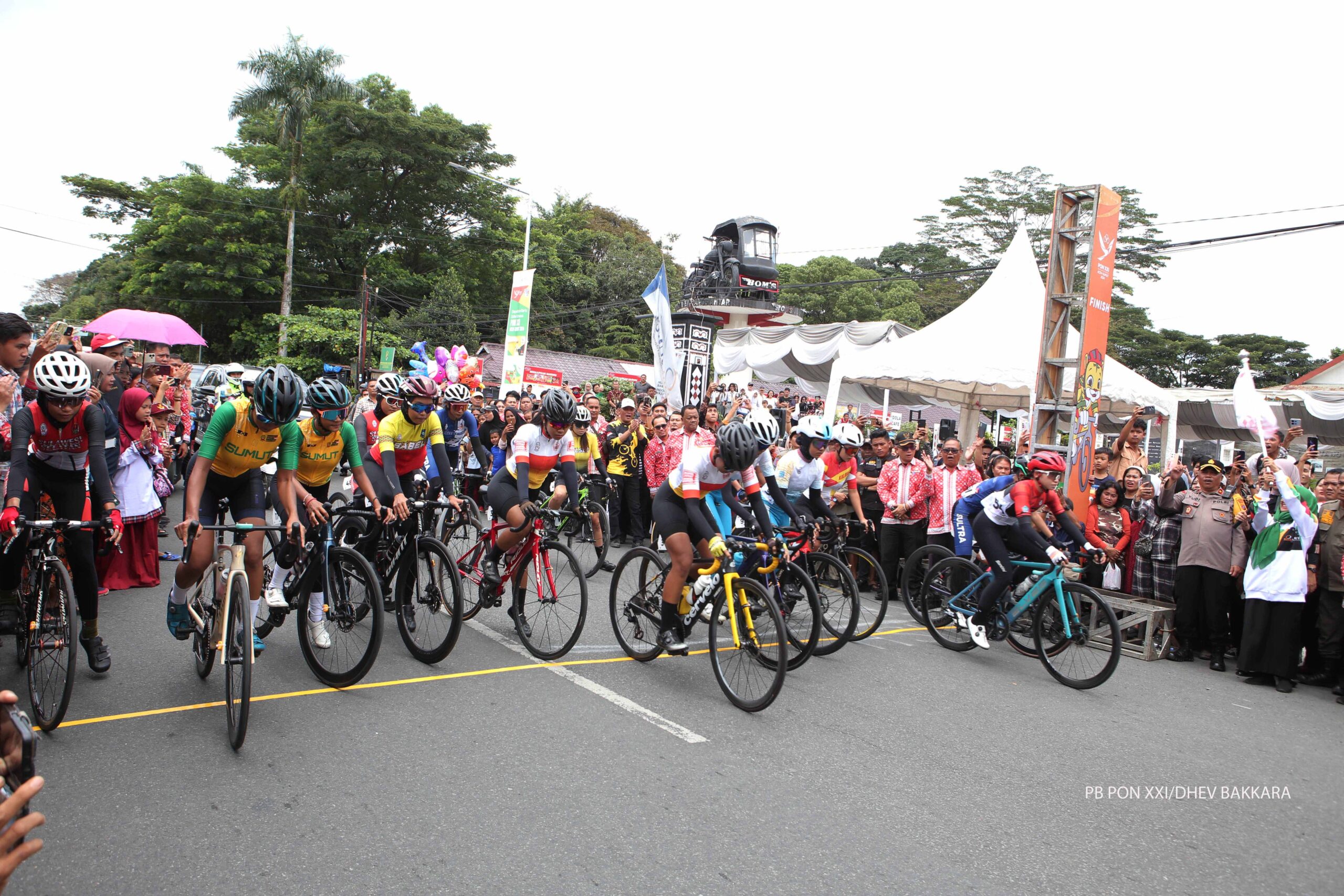 15 Atlet Balap Sepeda Putri Jarak Pendek PON XXI Start dari Kota ...