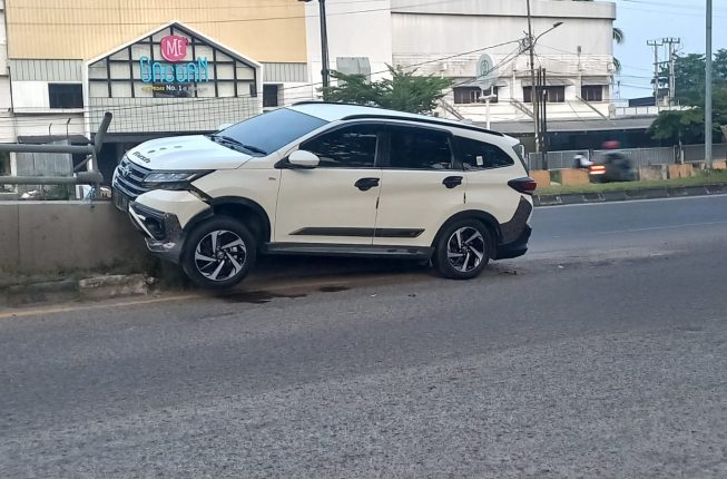 Pengemudi Mengantuk, Mobil Toyota Rush Tabrak Median Jembatan Flyover ...