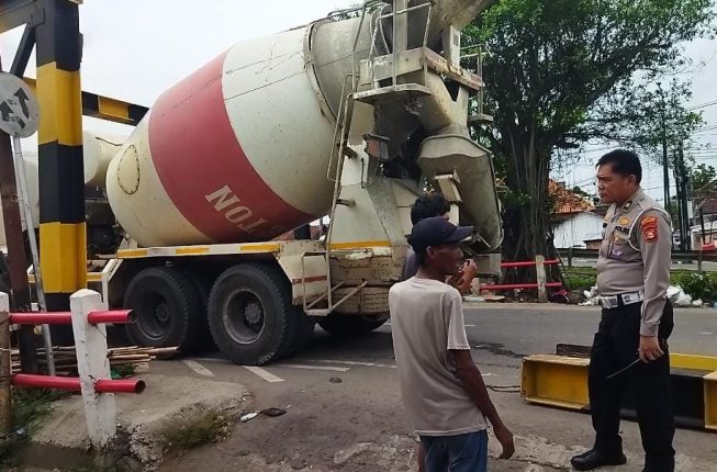 Truk Molen Tabrak Portal Pembatas Ketinggian di Jembatan Ogan – Sumsel ...