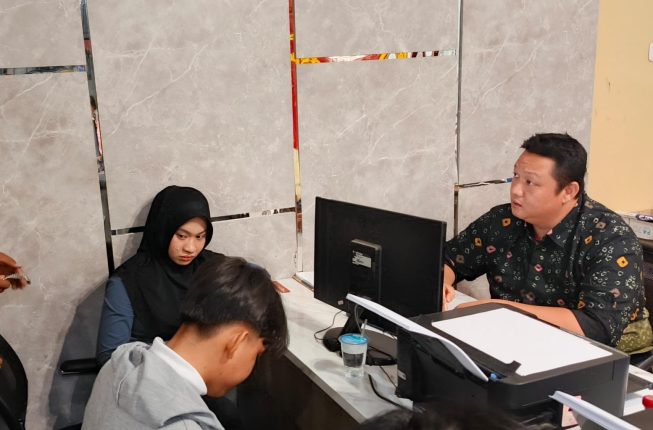 Duduk di Taman Usai Berolahraga, Mahasiswi Ini Baru Sadar Handphonenya ...